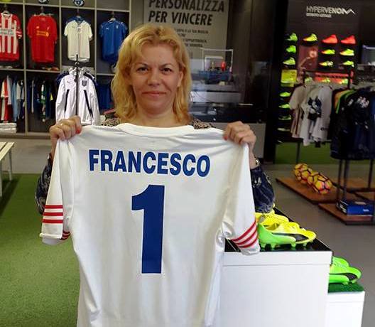 Papa Francesco arriva a Milano, il MapelloBonate gli regala una maglia ...