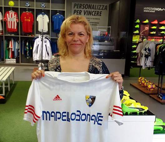 Papa Francesco arriva a Milano, il MapelloBonate gli regala una maglia ...