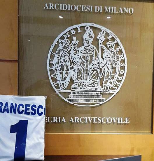 Papa Francesco arriva a Milano, il MapelloBonate gli regala una maglia ...